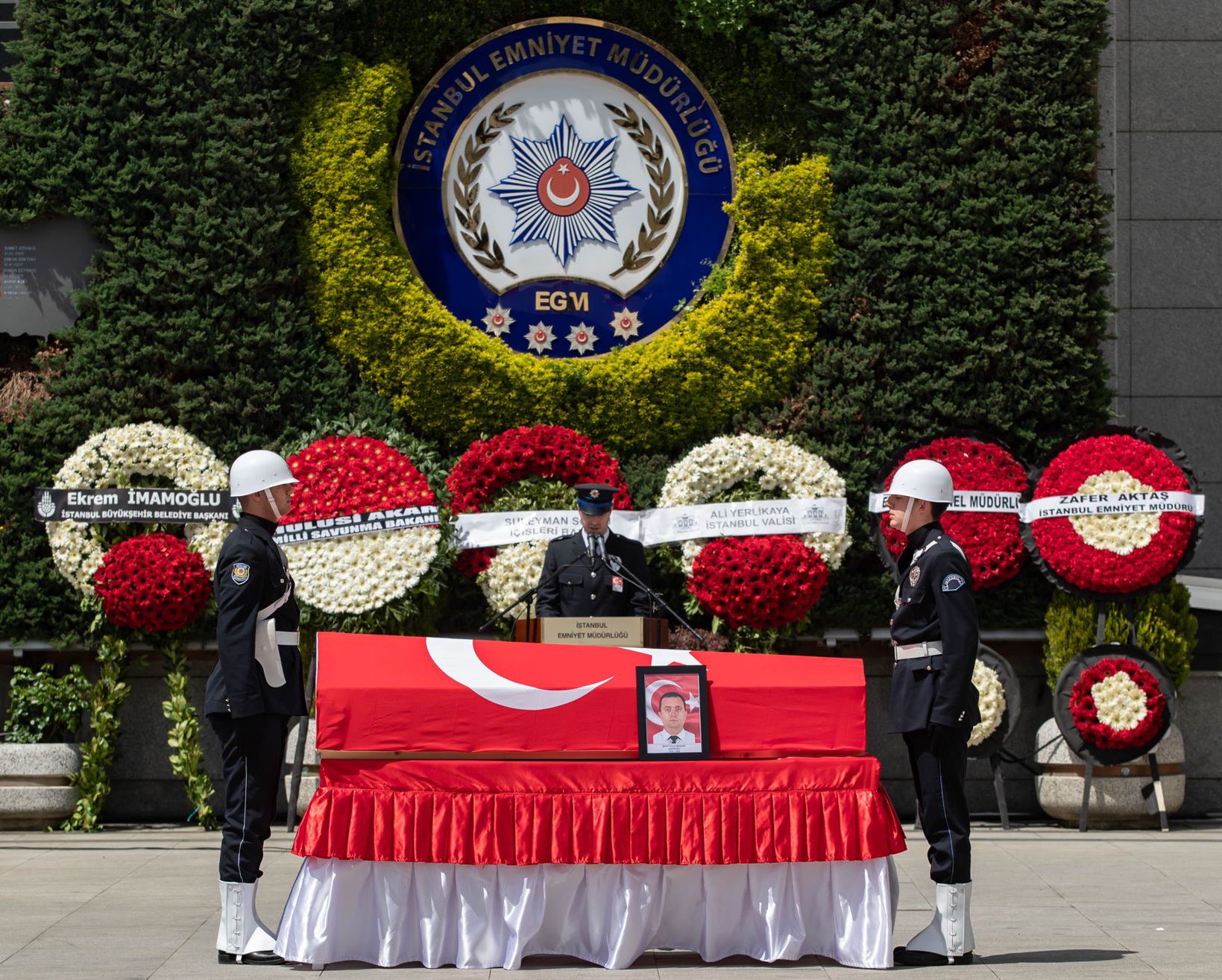 T.C. İstanbul Valiliği - Şehit Polis Memuru Zafer Mat, Son Yolculuğuna ... T.C. İstanbul Valiliği - Şehit Polis Memuru Zafer Mat, Son Yolculuğuna ...
